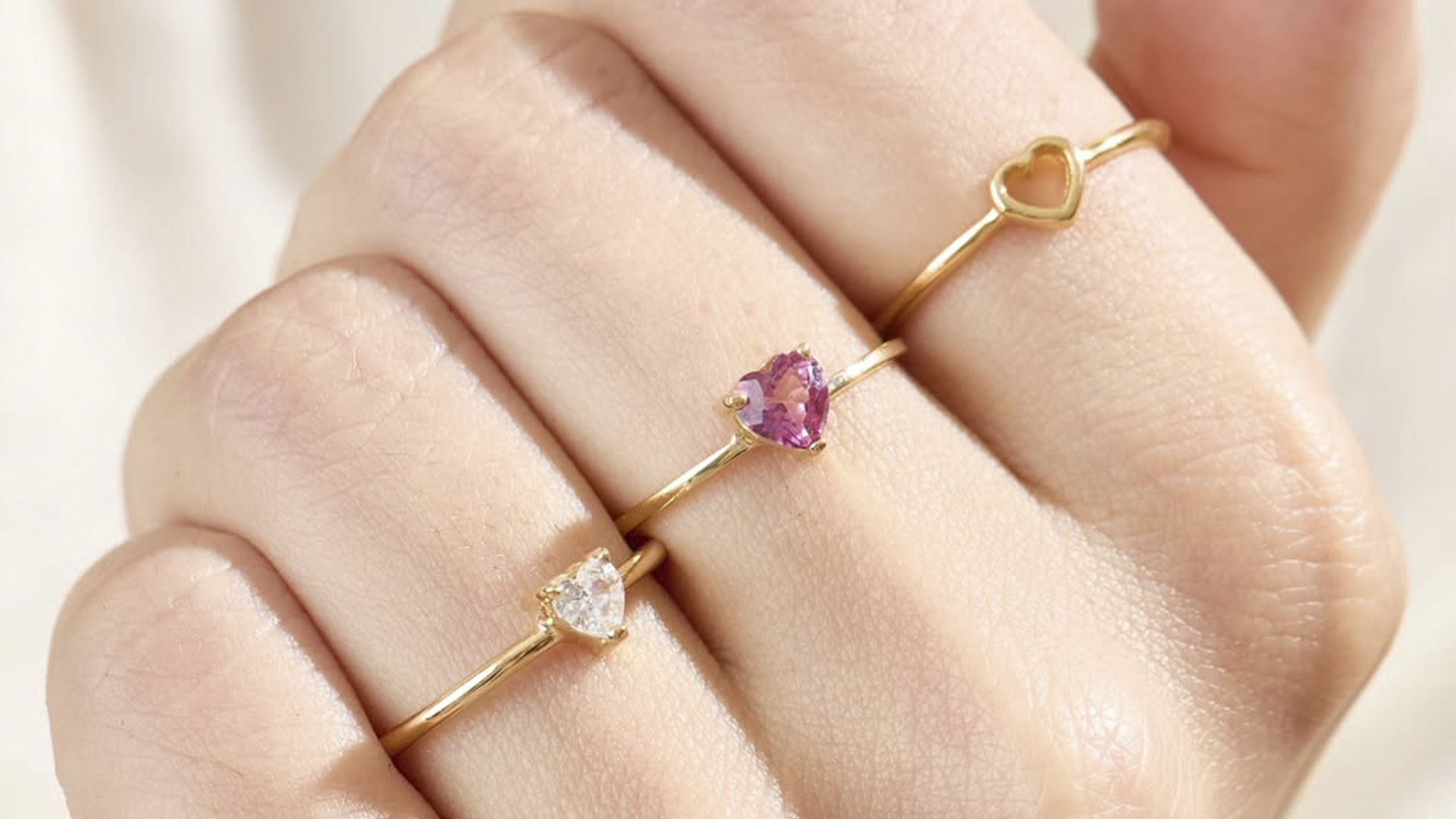 El simbolismo de los anillos de compromiso de corazón - Joyería Diamanti